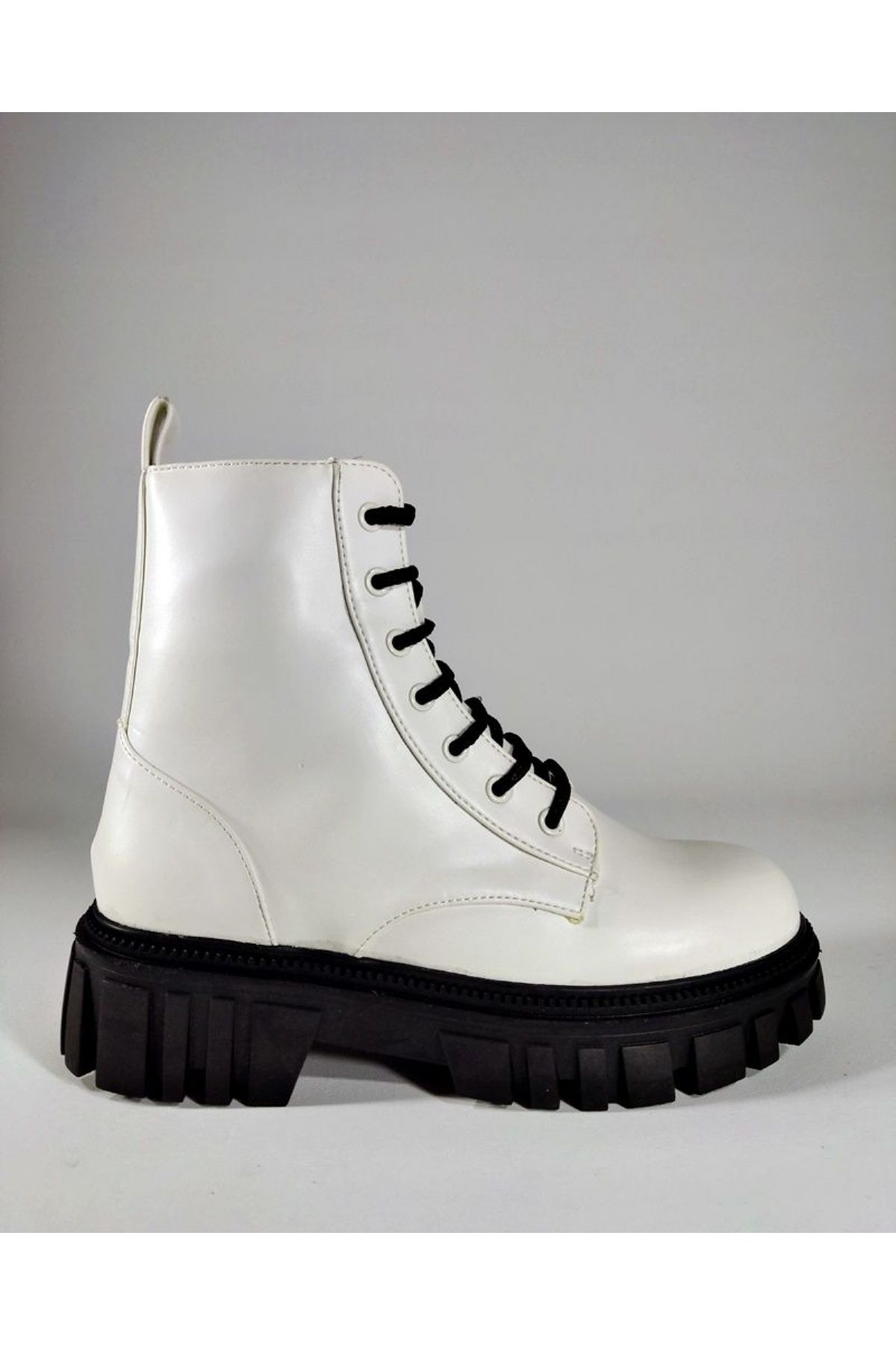 Beyaz Kadın Kısa Bot Fermuarlı Bağcıklı - shopsa.com.tr