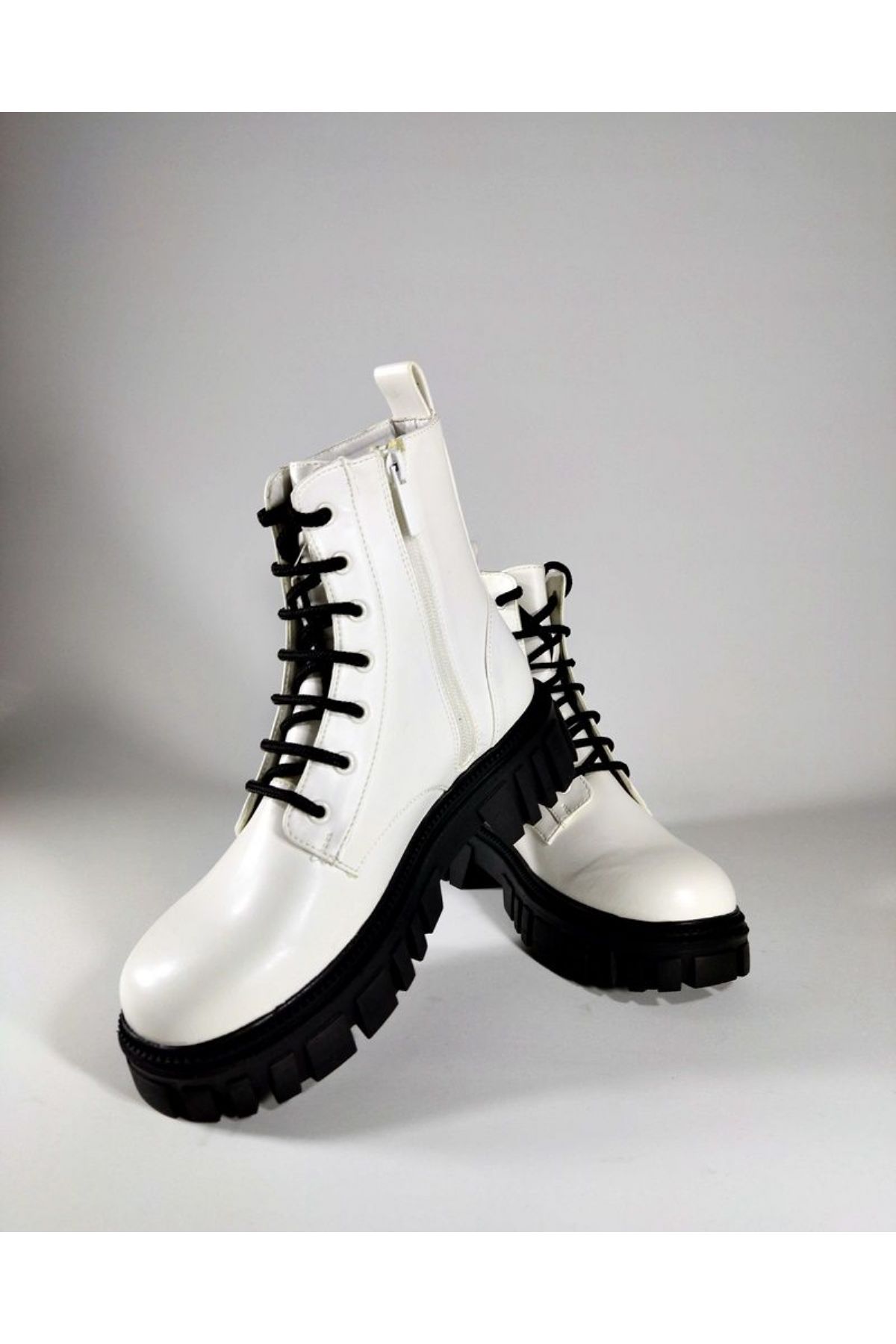 Beyaz Kadın Kısa Bot Fermuarlı Bağcıklı - shopsa.com.tr